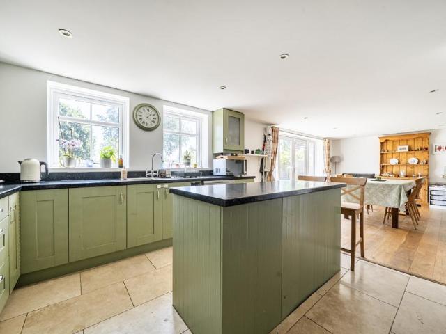5 bedroom detached house to rent