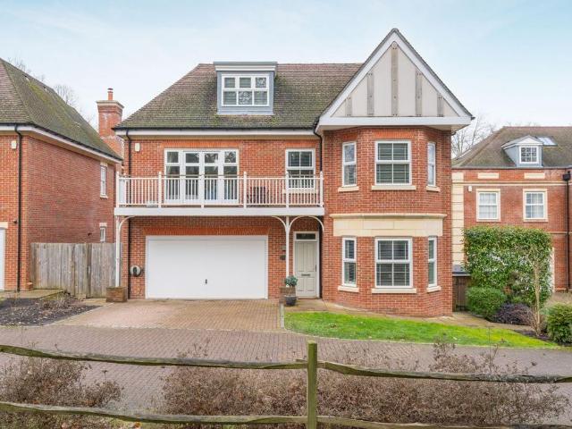 5 bedroom detached house to rent