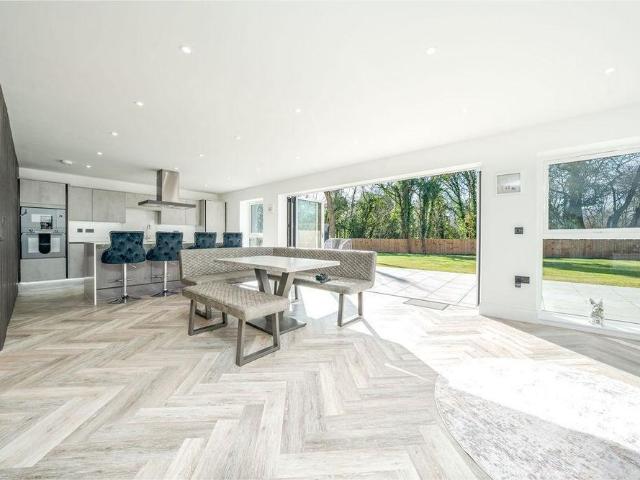 5 bedroom detached house to rent
