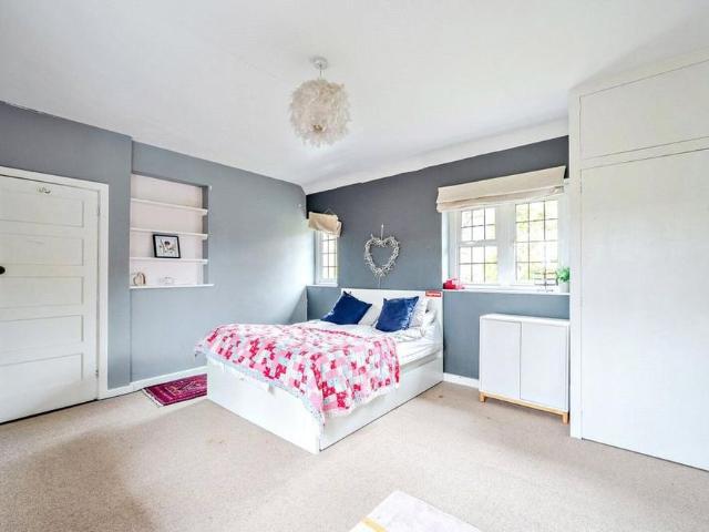 5 bedroom detached house to rent