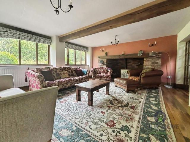 5 bedroom detached house to rent