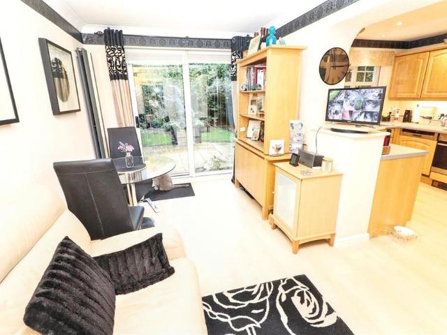 5 bedroom detached house to rent