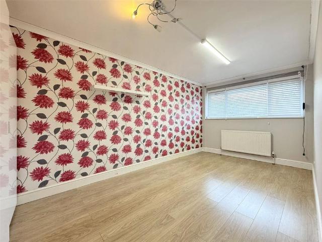 5 bedroom detached house to rent