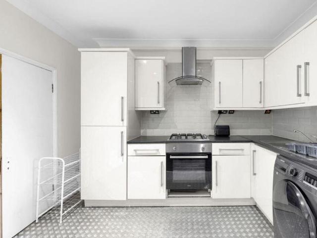 5 bedroom detached house to rent