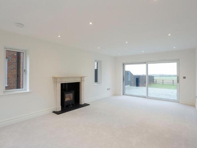 5 bedroom detached house to rent