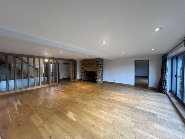 5 bedroom detached house to rent