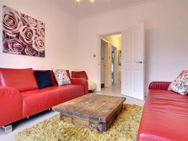 5 bedroom detached house to rent
