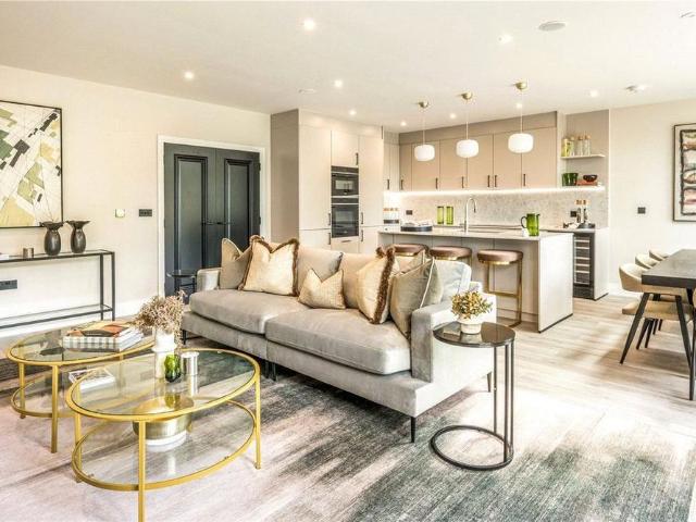 5 bedroom detached house to rent