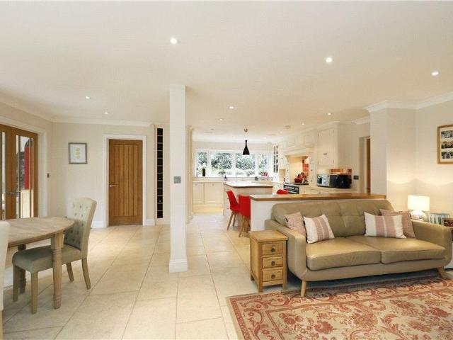 5 bedroom detached house to rent