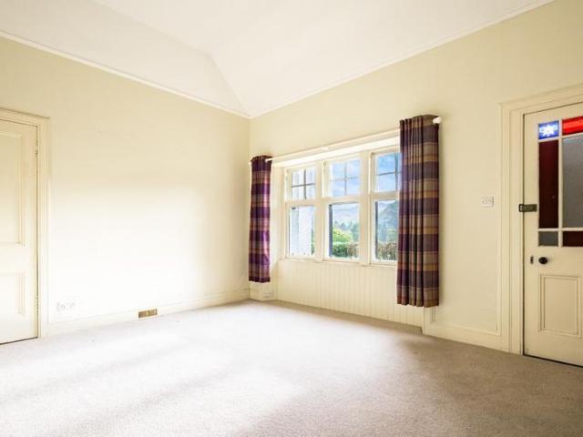 5 bedroom detached house to rent