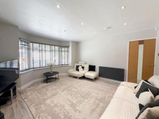5 bedroom detached house to rent