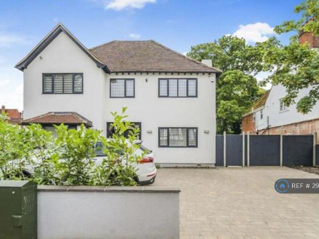 5 bedroom detached house to rent