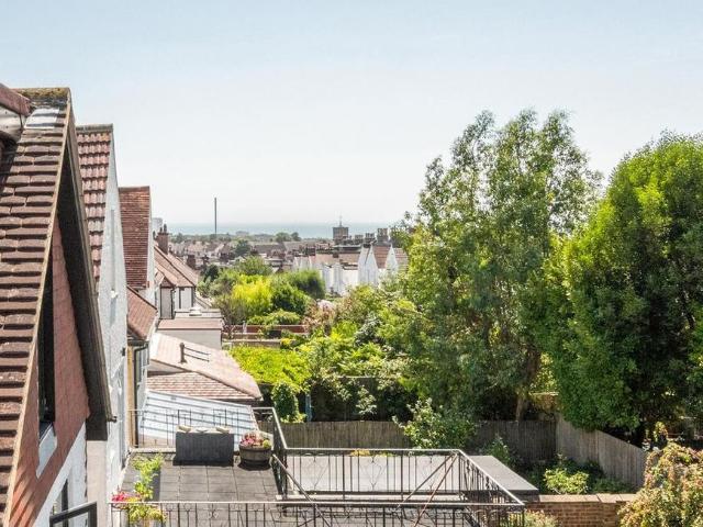 5 bedroom detached house to rent