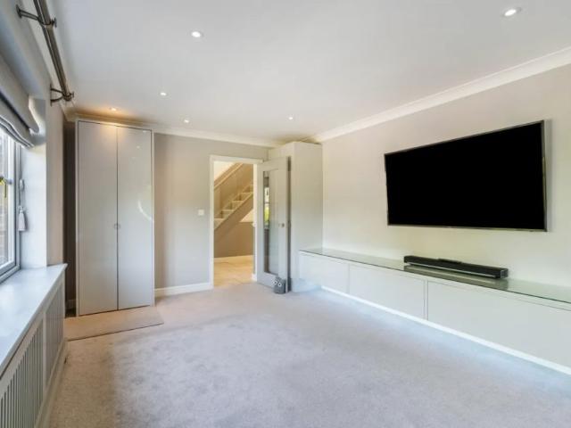 5 bedroom detached house to rent