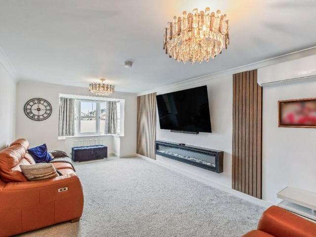 5 bedroom detached house to rent