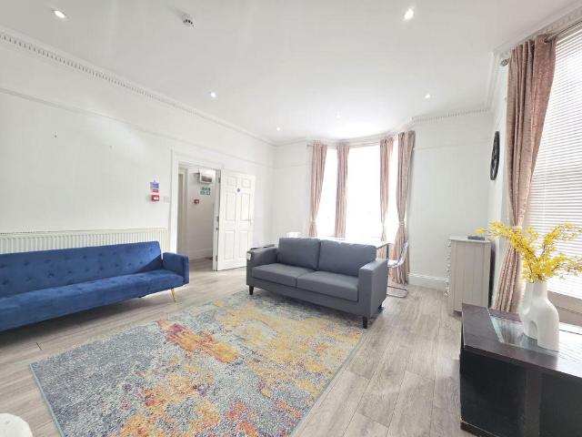 5 bedroom detached house to rent