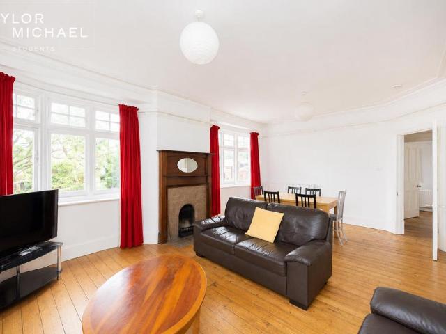 5 bedroom detached house to rent