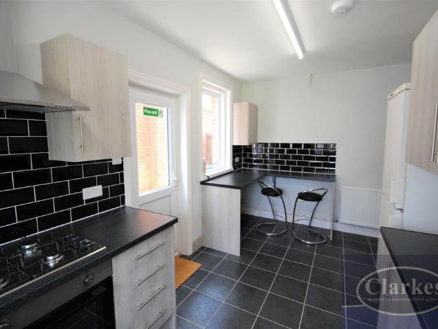 4 bedroom detached house to rent