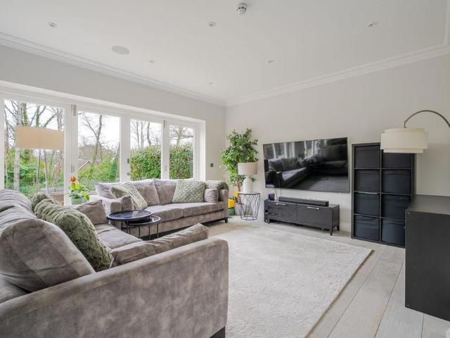 5 bedroom detached house to rent