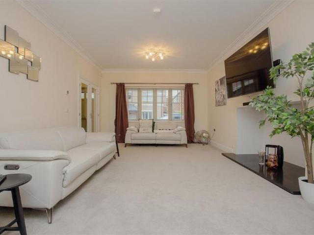 5 bedroom detached house to rent