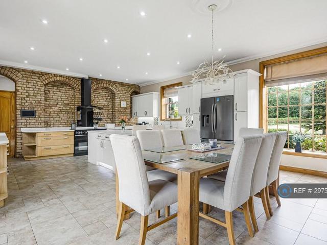 5 bedroom detached house to rent