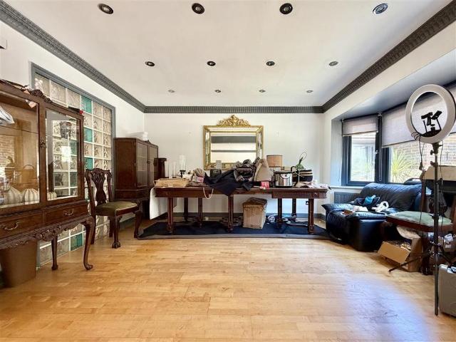 5 bedroom detached house to rent