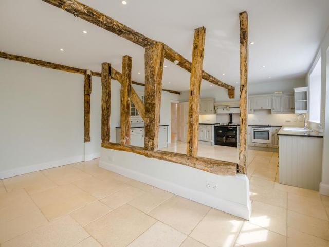 5 bedroom detached house to rent