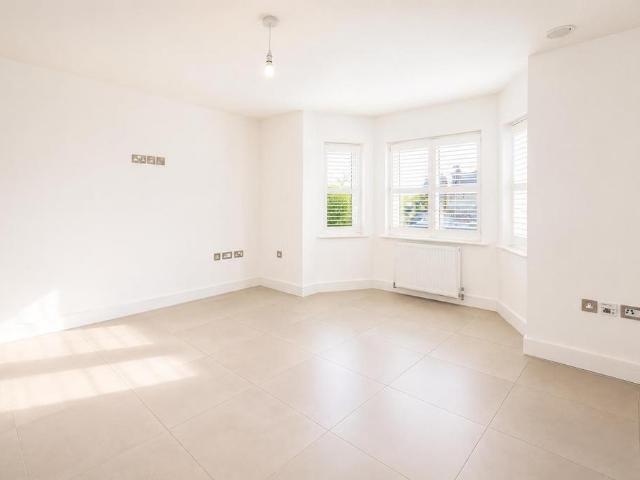 5 bedroom detached house to rent