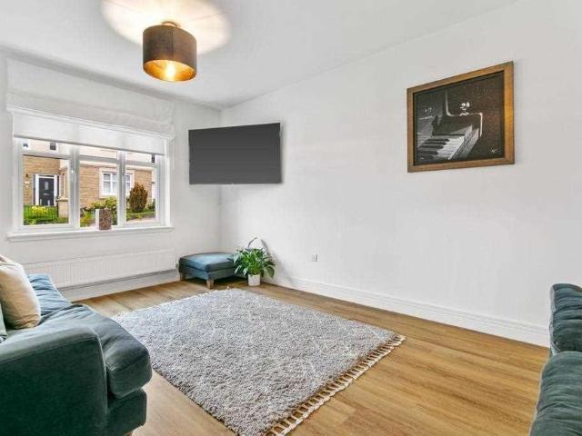 5 bedroom detached house to rent