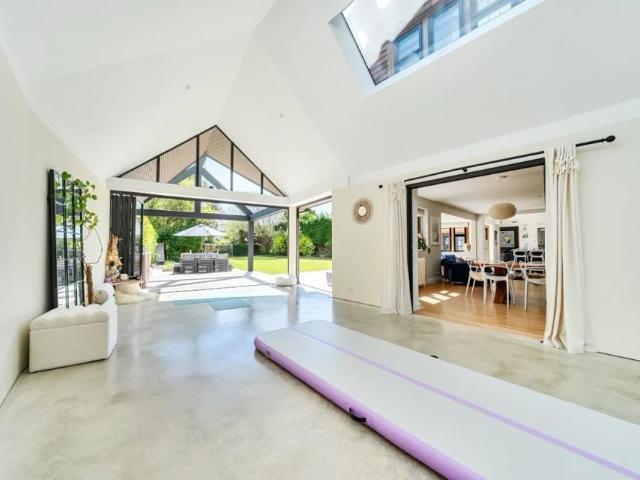 5 bedroom detached house to rent