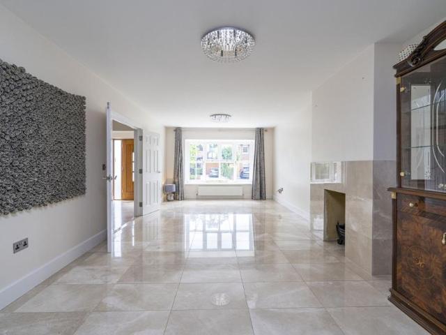 5 bedroom detached house to rent