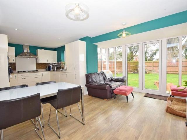 5 bedroom detached house to rent