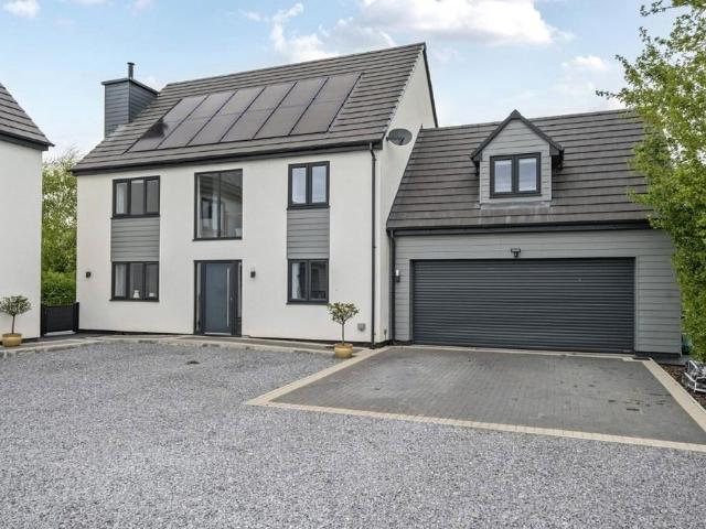 5 bedroom detached house to rent
