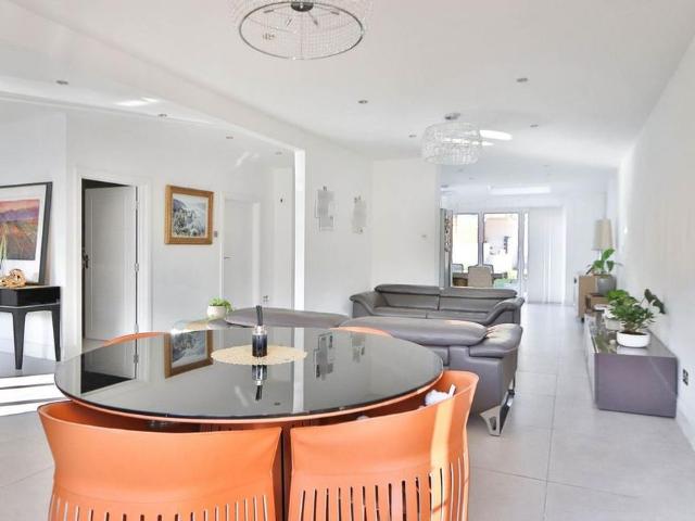 5 bedroom detached house to rent