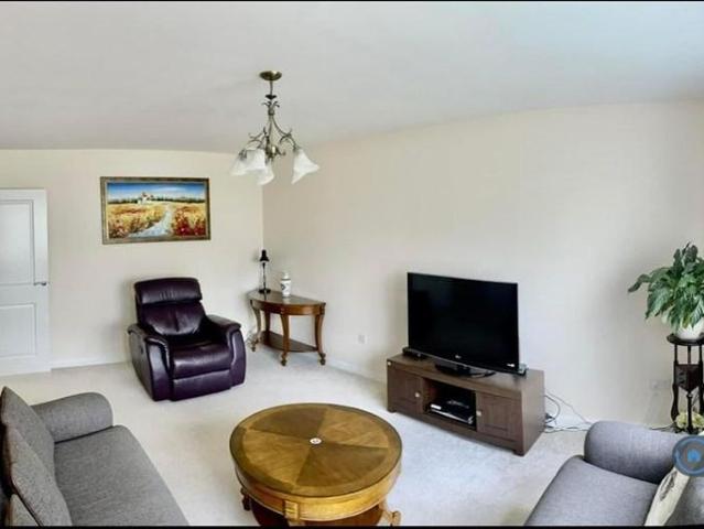 5 bedroom detached house to rent