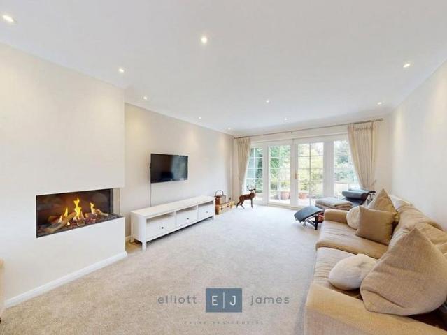 5 bedroom detached house to rent
