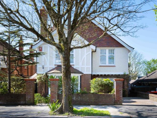 5 bedroom detached house to rent
