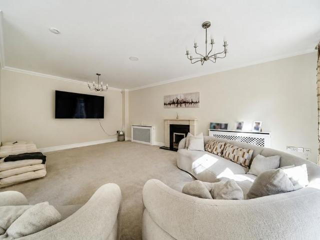 5 bedroom detached house to rent