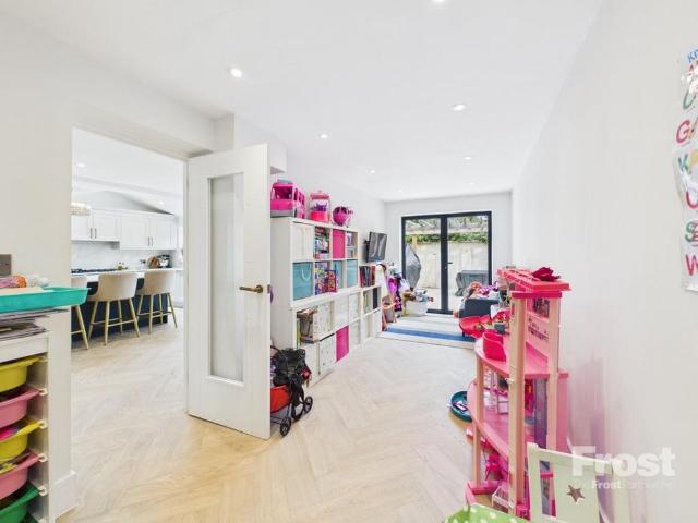 5 bedroom detached house to rent