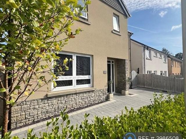 5 bedroom detached house to rent