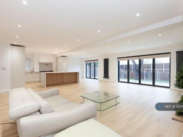 5 bedroom detached house to rent