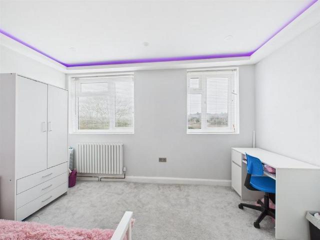 5 bedroom detached house to rent