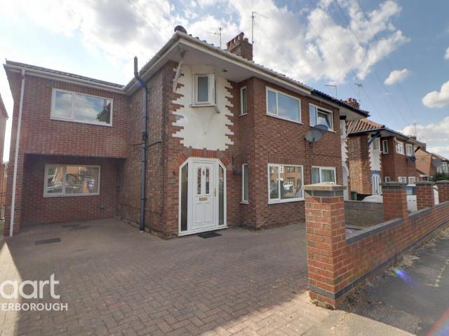 5 bedroom detached house to rent