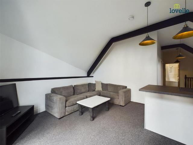 5 bedroom detached house to rent