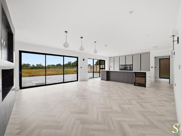 5 bedroom detached house to rent
