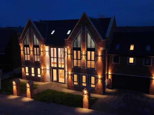5 bedroom detached house to rent