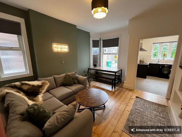 5 bedroom detached house to rent