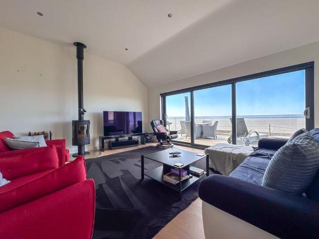 5 bedroom detached house to rent