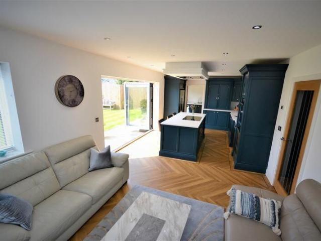 5 bedroom detached house to rent