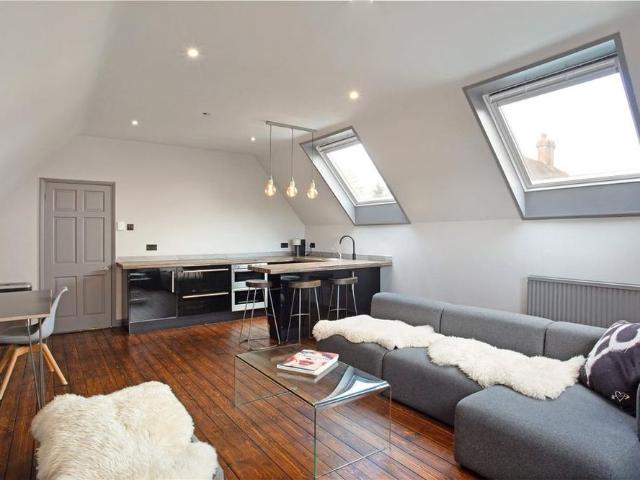 5 bedroom detached house to rent
